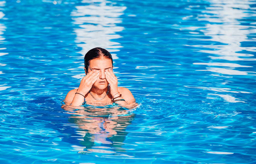 Pourquoi votre piscine dégage une forte odeur de chlore ? - HTH